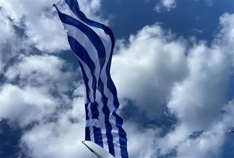 28η Οκτωβρίου: Στον ουρανό του Ηρακλείου ελληνική σημαία που φτάνει το ...