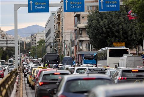 Νέος ΚΟΚ: Ποιες είναι οι ποινές για κράνος, παραβίαση STOP, όριο ...