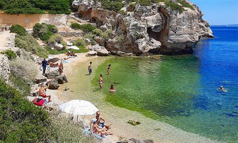 Μια ώρα απ’ την Αθήνα, συγκλονιστικό μπάνιο: H παραλία με το τεράστιο ...