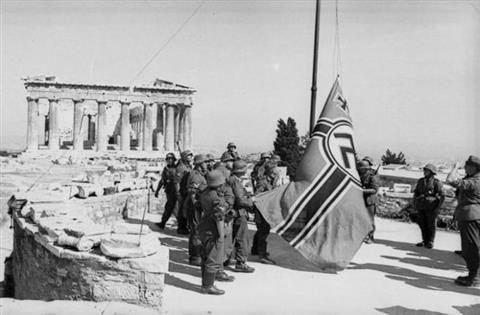 Σάντας - Γλέζος: Πώς κατέβασαν τη ναζιστική σημαία από την Ακρόπολη | Έθνος