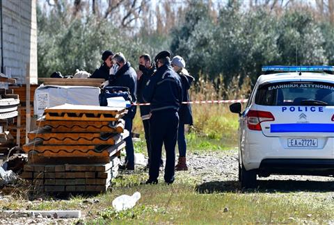 Άγρια δολοφονία στη Λάρισα: 60χρονος σκότωσε δύο άτομα και ταμπουρώθηκε ...