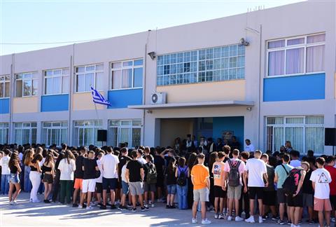 Το πρώτο κουδούνι της σχολικής χρονιάς χτυπά αύριο στη... «σκιά» της ...