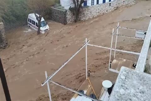 «Σαρώνει» τη χώρα η κακοκαιρία - Πλημμύρισε η Πάρος, προβλήματα και ...