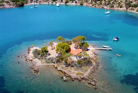 Το άγνωστο νησάκι του «έρωτα» με τα καταγάλανα νερά | Έθνος