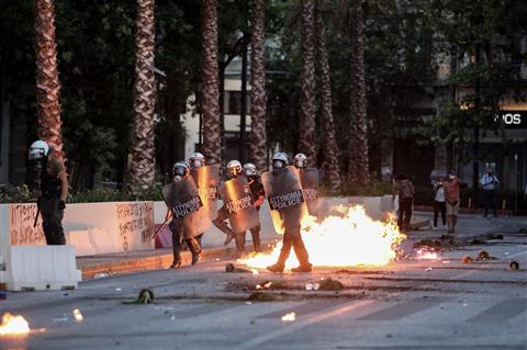 Επεισόδια στο Σύνταγμα: Δίωξη για τρία κακουργηματα και εννέα ...