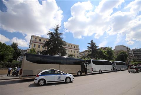 Θεσσαλονίκη: Επίθεση με πέτρες σε τουριστικό λεωφορείο - Τρεις ...