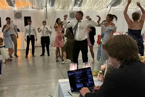 Δεν πήρε ρεπό ούτε στον γάμο του: O viral γαμπρός που άνοιξε λάπτοπ στη ...