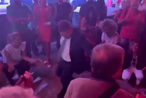 «Το πασοκικό, ορθόδοξο ζεϊμπέκικο»: Υπό τους ήχους της «Δραπετσώνας» τα ...