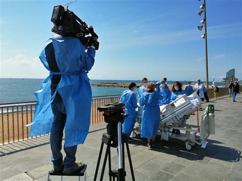 Βαρκελώνη: Νοσηλευτές πάνε βόλτα στη θάλασσα ασθενείς με κορονοϊό | Έθνος