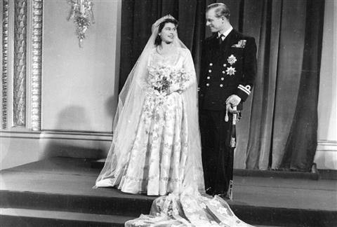 Βασίλισσα Ελισάβετ: Η ιστορία αγάπης με τον πρίγκιπα Φίλιππο που ...