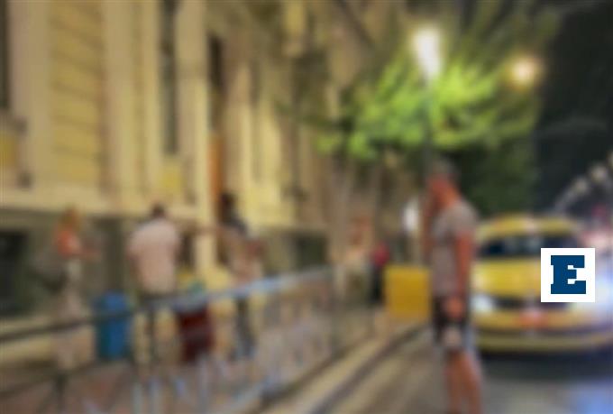 Σοκαριστικό βίντεο από το κέντρο της Αθήνας: Τουρίστες και οδηγός ταξί ...