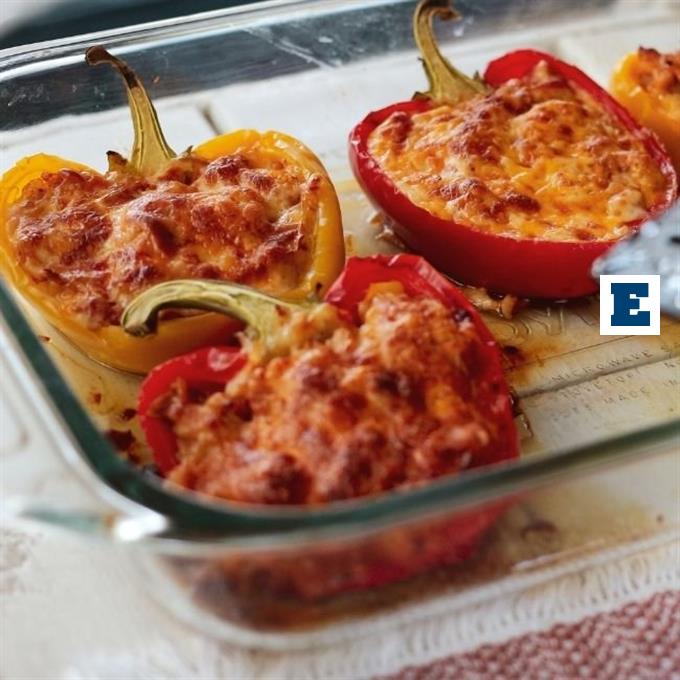Πιπεριές γεμιστές με κιμά, τυρί κι ελιές | Έθνος