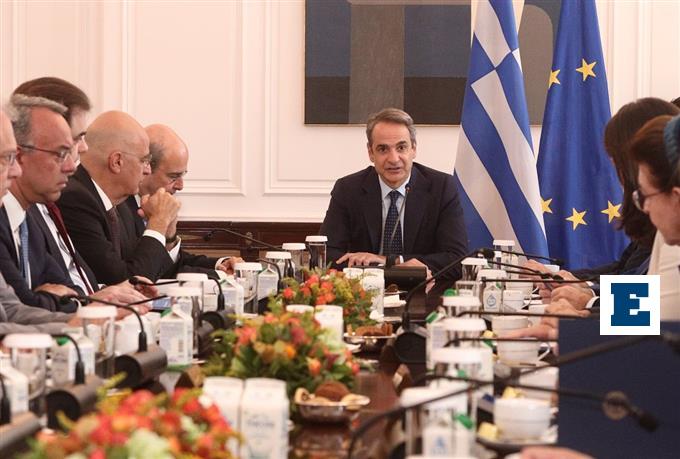 Μπρος γκρεμός και πίσω ρέμα: Το πολιτικό σκηνικό στην Ελλάδα | Έθνος