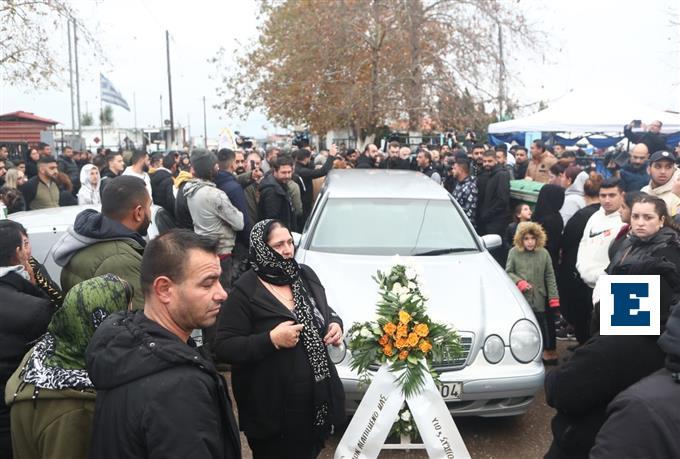 Θεσσαλονίκη: Θλίψη στην κηδεία του 16χρονου Ρομά που πυροβολήθηκε στο ...
