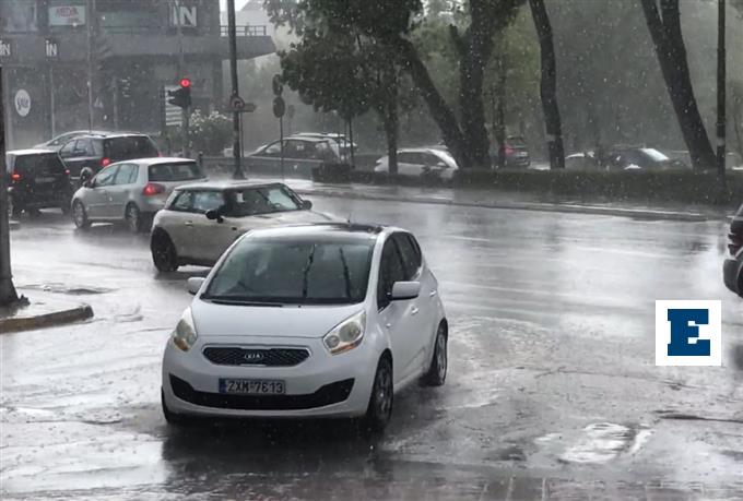 Ξεκίνησε η επέλαση της κακοκαιρίας στην Αττική: Άνοιξαν οι ουρανοί στα ...