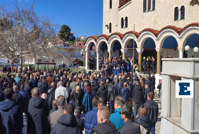 Τέμπη: Θρήνος στο «αντίο» του μηχανοδηγού και του ελεγκτή του μοιραίου ...