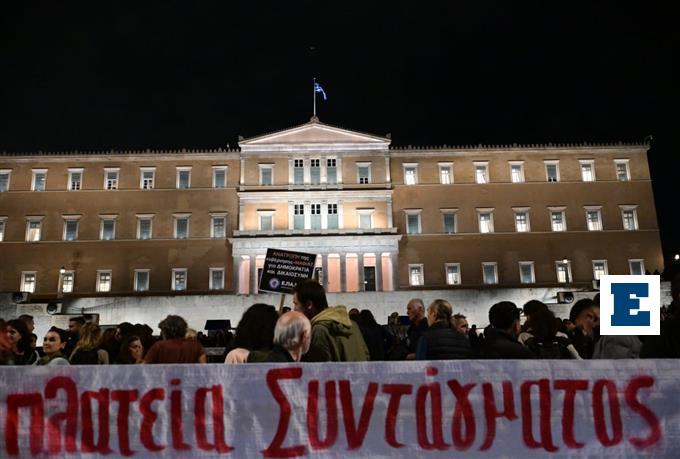 Άγνωστος Στρατιώτης: Μαζική συγκέντρωση στο Σύνταγμα - «Η πλατεία να ...