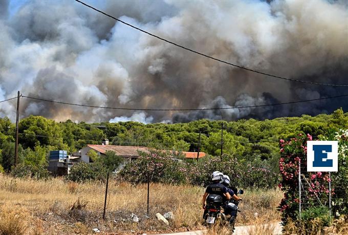 Φωτιά τώρα: «Όλος ο δήμος Σαρωνικού από άκρη προς άκρη έχει καεί ...