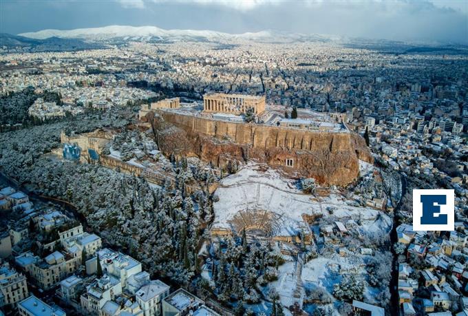 Εντυπωσιάζει από ψηλά η χιονισμένη Αθήνα - Στα λευκά «ντύθηκαν ...