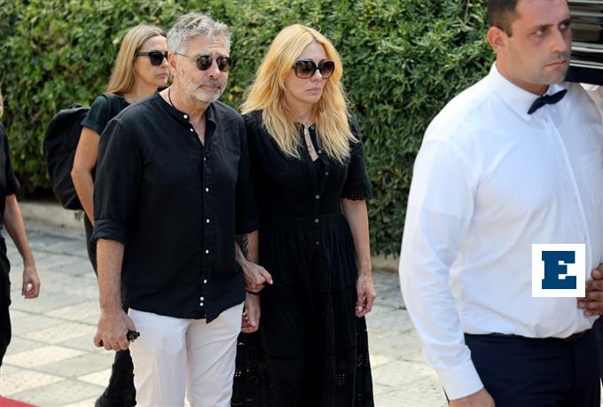 Ντίνος Καρύδης: Το συγκινητικό μήνυμα στο στεφάνι της Σμαράγδας Καρύδη ...