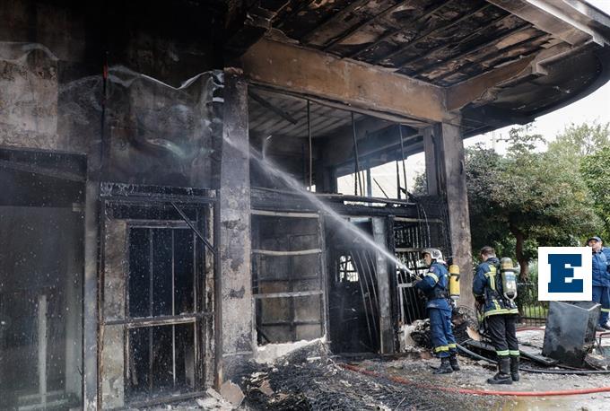Φωτιά στον Πειραιά σε αποθήκη με στρώματα: Υπό έλεγχο η πυρκαγιά | Έθνος