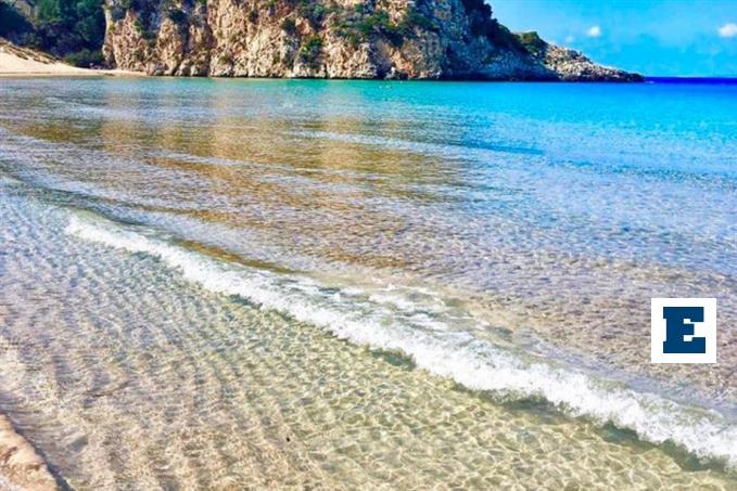 3 ώρες από την Αθήνα, χωρίς πλοίο: Η παραλία που θεωρείται «η ωραιότερη ...
