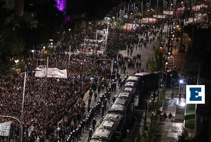 «Το Πολυτεχνείο ζει», φώναξαν στους δρόμους χιλιάδες πολίτες ...