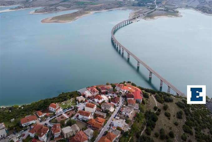 Η Νεράιδα, με την υπέροχη θέα στη γέφυρα Σερβίων και τη λίμνη Πολυφύτου ...