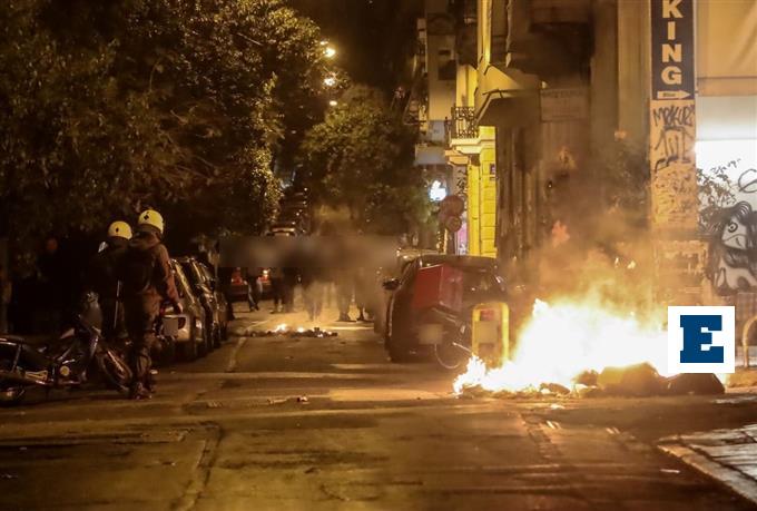 Εξάρχεια: Νύχτα με συμπλοκές, μολότοφ και πετροπόλεμο | Έθνος