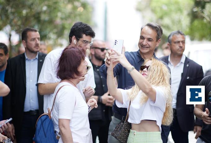 Εκλογές 2023: Η χαλαρή συζήτηση Μητσοτάκη με δημοσιογράφους - Τι είπε ...
