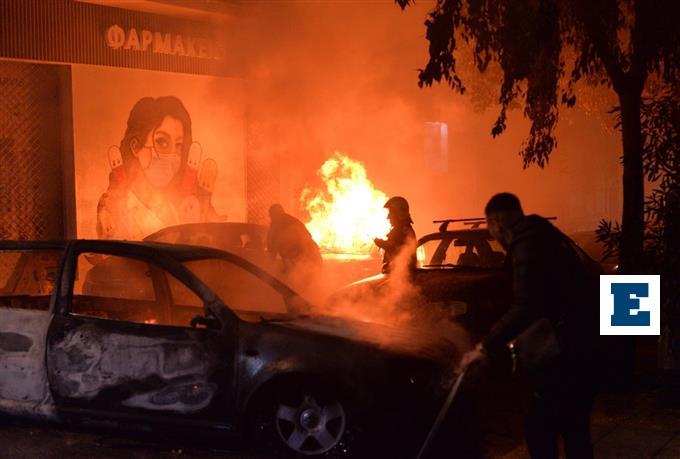 Εξάρχεια: Εικόνες που θυμίζουν σκηνικό πολέμου και καμένα ΙΧ στην ...