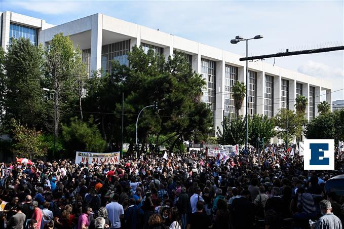 Απεργία: Χιλιάδες εκπαιδευτικοί στους δρόμους για Κεραμέως και ...