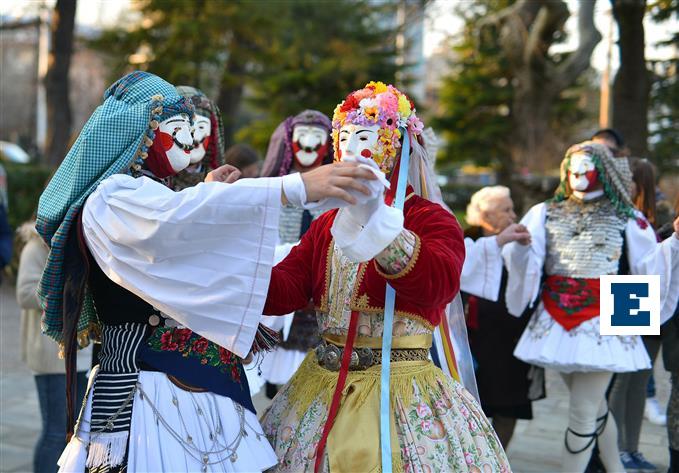 Αποκριάτικες εκδηλώσεις: Ζεϊμπέκια, Τζαμάλες και το Κάψιμο του μακαρονά ...