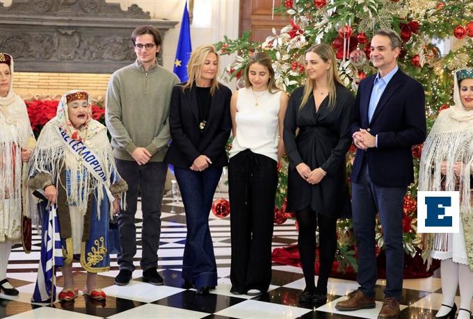 Γυναίκες από το Καστελόριζο έψαλαν τα κάλαντα στον πρωθυπουργό - Είπαν ...