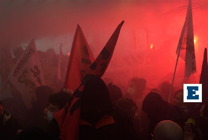 Έκρυθμη η κατάσταση στη Γαλλία: Διαδηλωτές εισέβαλαν σε κτίριο του ...