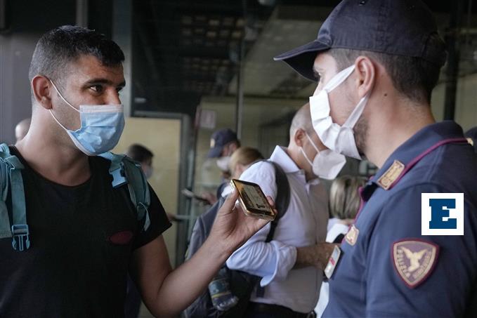 Ιταλία: Υποδιευθύντρια της αστυνομίας σε διαδήλωση κατά του ...