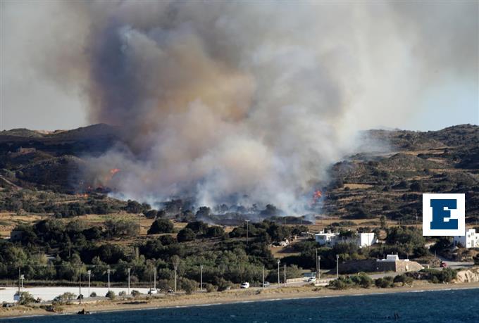 Φωτιά στη Μήλο: Σε ύφεση οι φλόγες - Ισχυρές δυνάμεις της Πυροσβεστικής ...