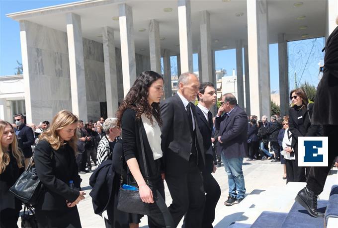 Πλήθος δημοσιογράφων και πολιτικών στην κηδεία του Γιώργου Μπόμπολα ...