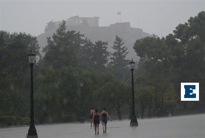 Επιμένει η κακοκαιρία: Κατολισθήσεις στο λιμάνι της Σαντορίνης - Σε ...