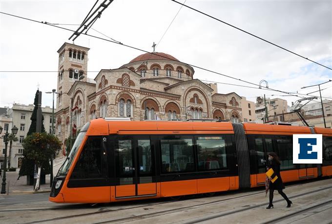 Πειραιάς: Σύγκρουση αυτοκινήτου με Τραμ - Συνέχισαν με τα πόδια οι ...
