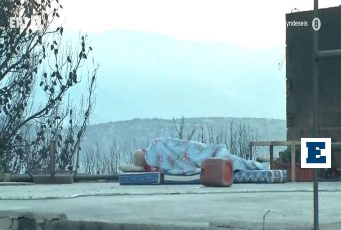 Συγκλονιστική εικόνα από τη φωτιά στη Μάνδρα - Άνδρας κοιμάται στα ...