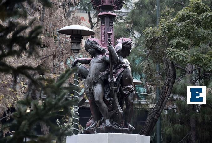 Εξάρχεια: Αφαιρέθηκε το ιστορικό άγαλμα - φανοστάτης από την πλατεία ...