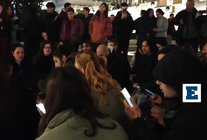 Τέμπη: Νέα καθιστική διαμαρτυρία έξω από τη Βουλή με κεριά το βράδυ της ...