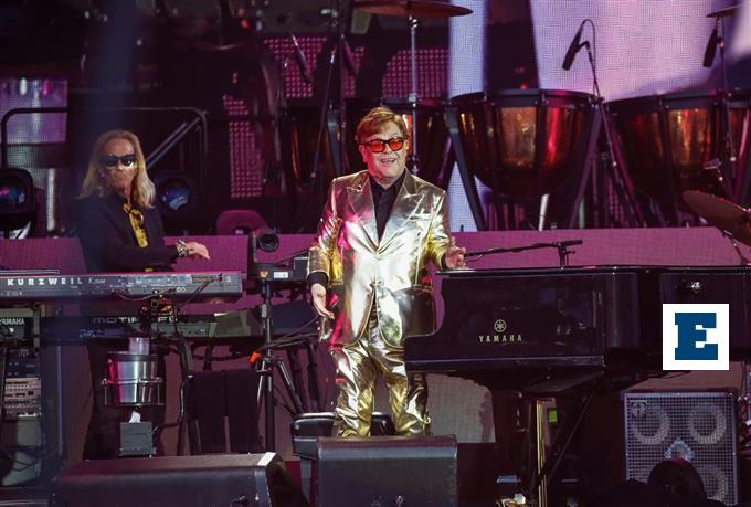 Elton John: Βαθιά συγκινημένος στη σκηνή για τον George Michael – Το ...