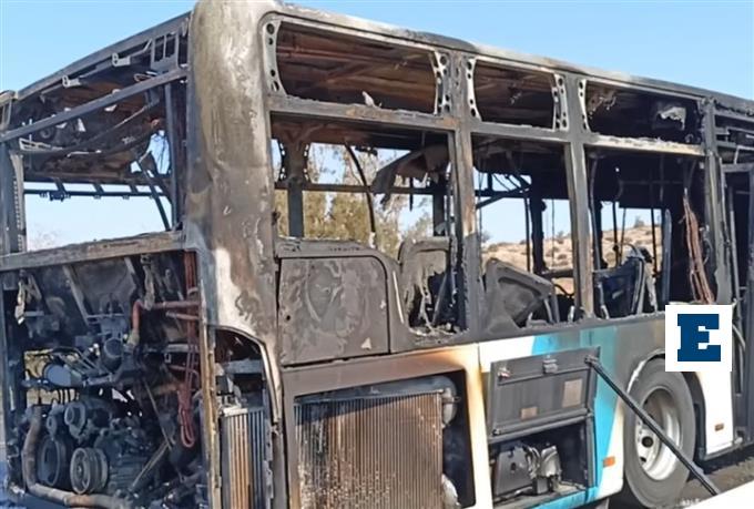 Φωτιά σε λεωφορείο στην Βουλιαγμένη: Κάηκε ολοσχερώς το όχημα - Είχε 5 ...