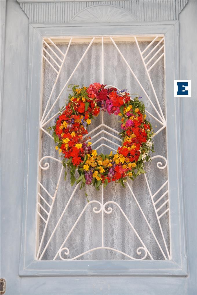 Αποδράσεις για την Πρωτομαγιά: Μαγιάτικα στεφάνια και πανηγύρια | Έθνος