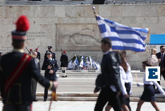 25η Μαρτίου: Όμορφες εικόνες στο κέντρο της Αθήνας από την μαθητική ...