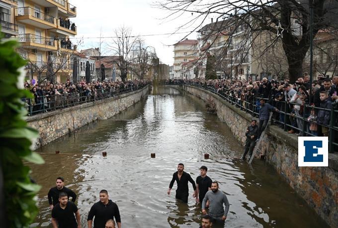 Θεοφάνεια: Πλακώθηκαν για το ποιος θα πιάσει τον Σταυρό στη Φλώρινα | Έθνος