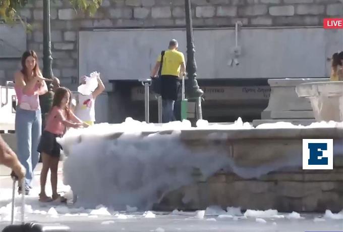Γέμισε... σαπουνάδες το σιντριβάνι του Συντάγματος | Έθνος