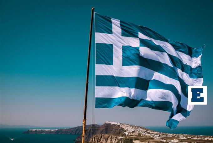Σαντορίνη: Στο νησί κυμάτισε η μεγαλύτερη ελληνική σημαία που έχει ...